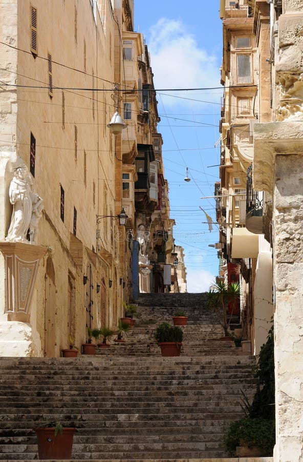 Rua em Valletta malta foto de stock. Imagem de paisagem - 81495410