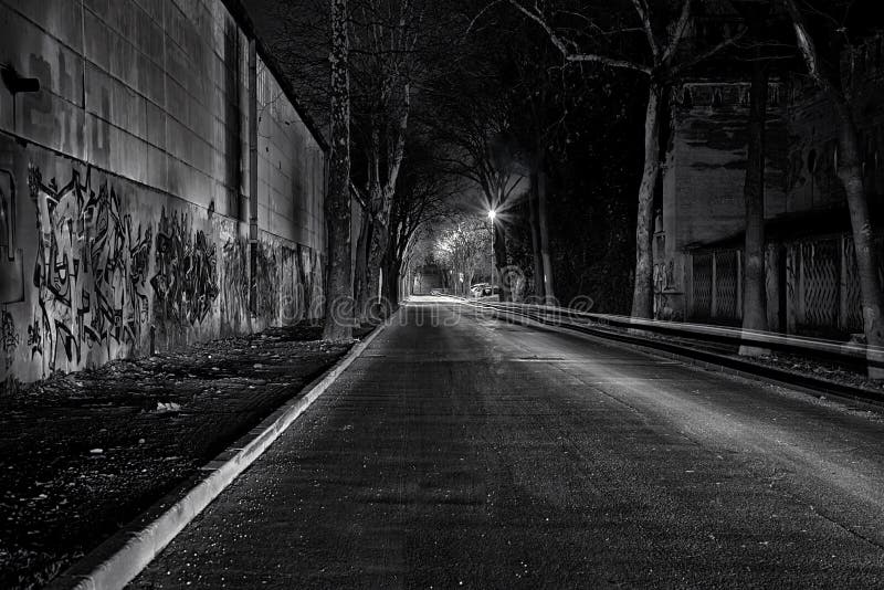 Rua Escura Fotos De Stock - Baixe 6,026 Fotos Royalty Free