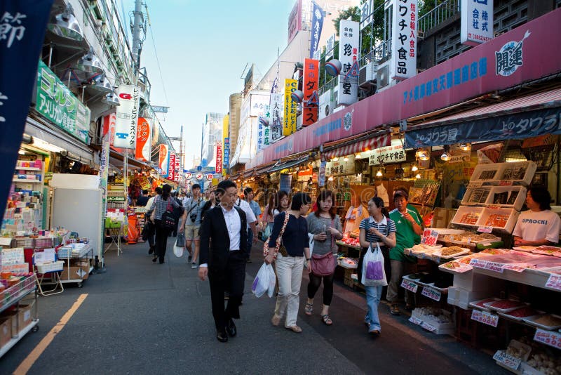 Rua Movimentada Do Tóquio, Japão Foto de Stock Editorial - Imagem de ...