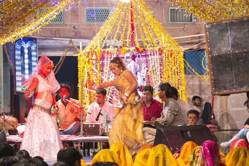 Rua Noturna Do Local Festical Fotografia Editorial - Imagem de escutar ...