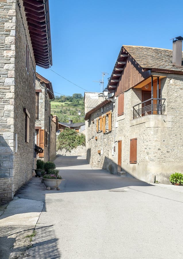 Rua rural imagem de stock. Imagem de parede, trajeto - 31535019