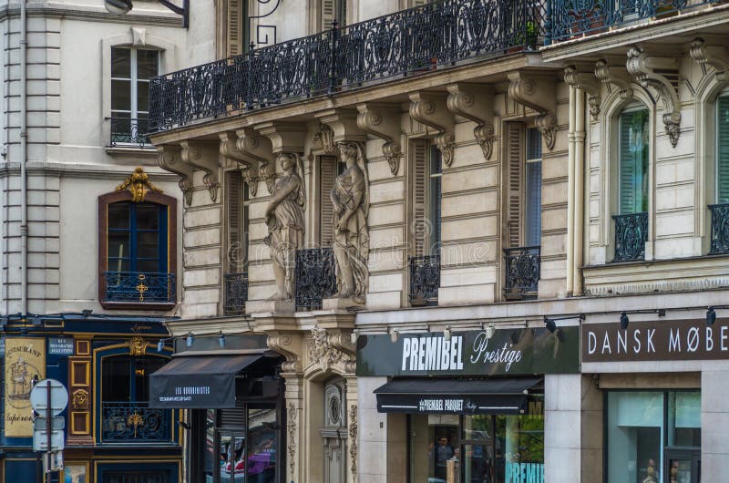 Ruas de Paris fotografia editorial. Imagem de cerco, caminhada - 69832747