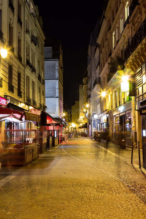 Ruas de Paris na noite foto editorial. Imagem de francês - 39294196