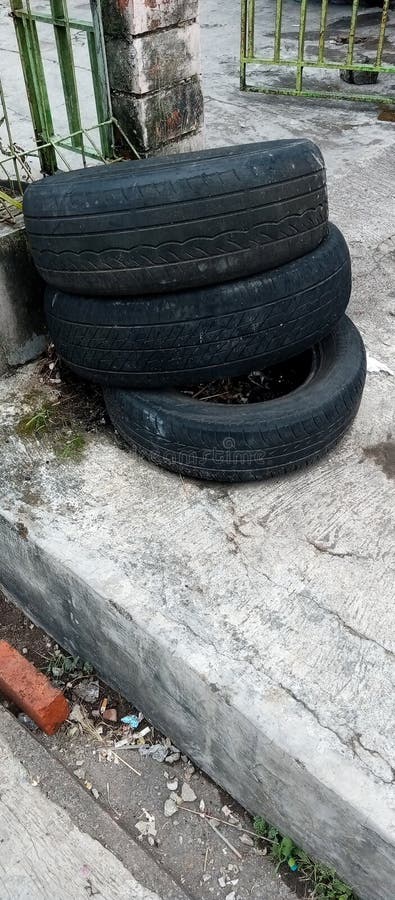 Rubber Tire Car Tires Outer Tire , Abandoned Car Tires , Pile of Car ...