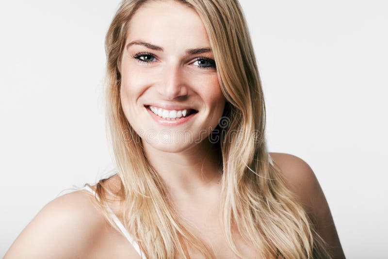 Rubio Hermoso Con Una Sonrisa Vivaz Imagen de archivo - Imagen de vivaz ...