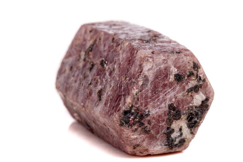 Ruby De Piedra Mineral Macro En La Raza Un Fondo Blanco Imagen de ...