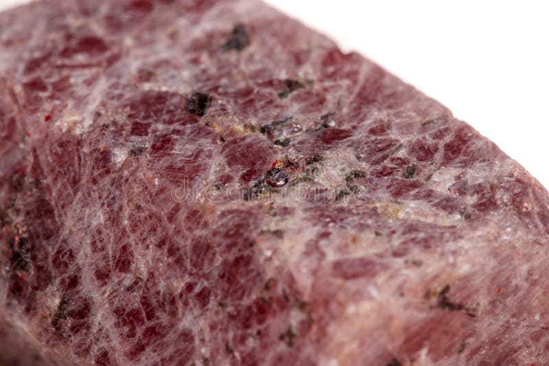Ruby De Piedra Mineral Macro En La Raza Un Fondo Blanco Foto de archivo ...