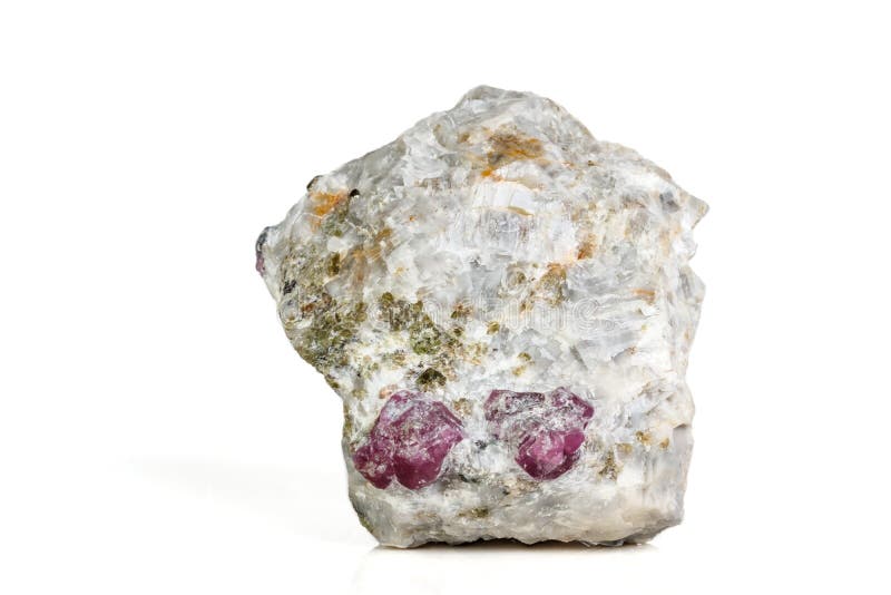 Ruby De Piedra Mineral Macro En Roca En El Fondo Blanco Imagen de ...