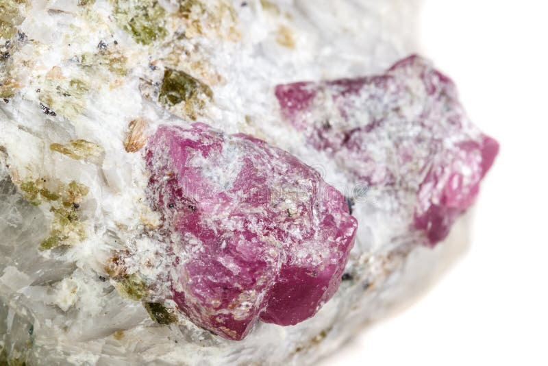 Ruby De Piedra Mineral Macro En Roca En El Fondo Blanco Foto de archivo ...