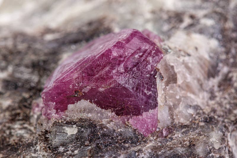 Ruby De Piedra Mineral Macro Sobre Fondo Blanco Foto de archivo ...