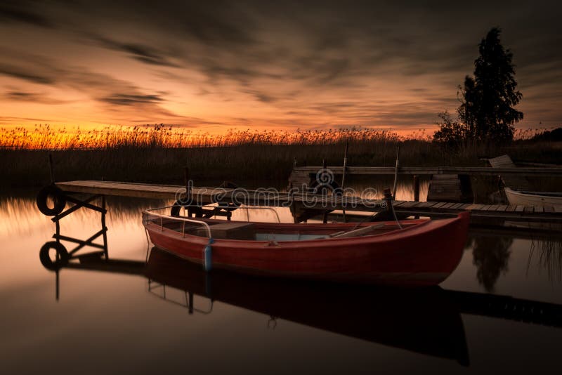 Ruderboot Auf See Bei Sonnenuntergang Stockbild - Bild von stufe, nave ...