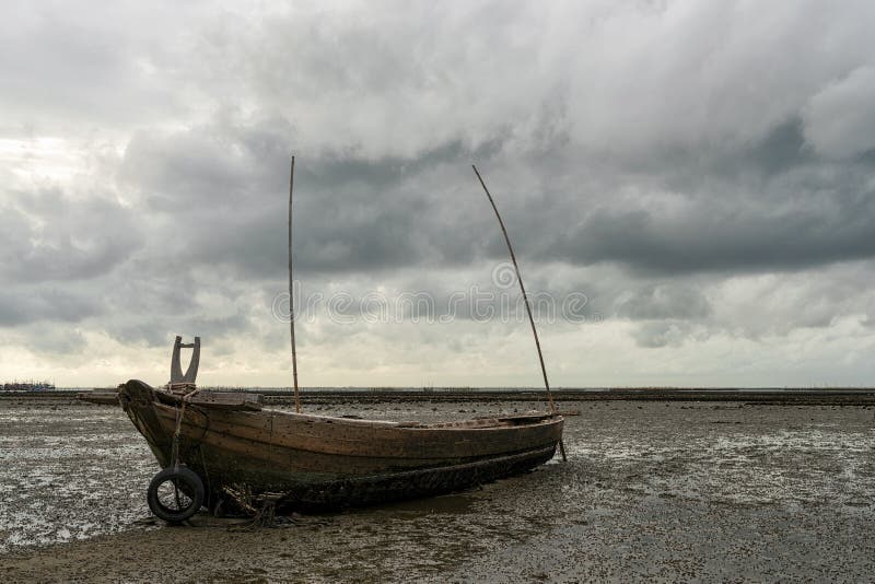 Ruderboot im Meer stockfoto. Bild von landschaft, hölzern - 75378954