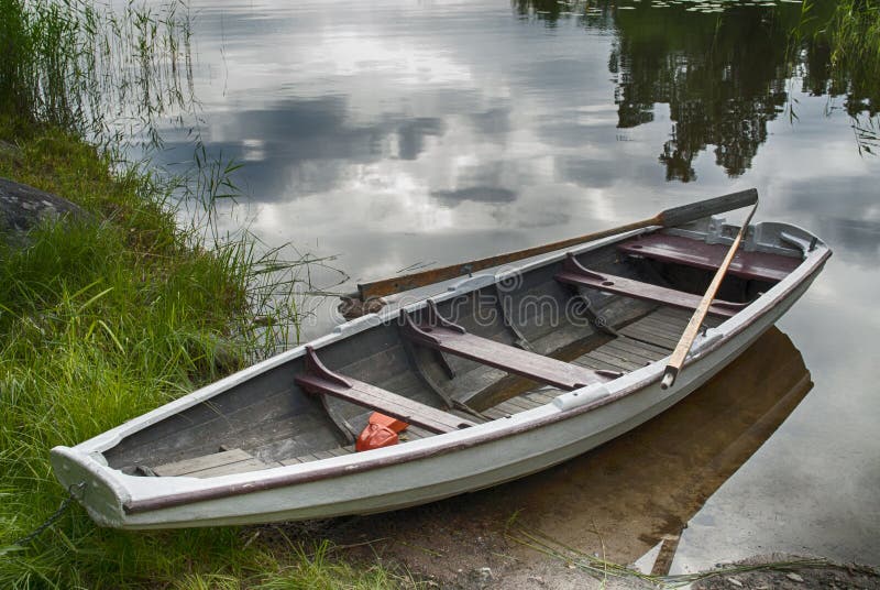 Ein Ruderboot Auf Dem Ufer Von Einem See. Stockfoto - Bild von freizeit ...