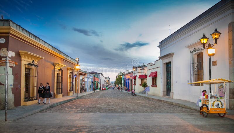 Bâtiments Colorés Sur Les Rues De Pavé Rond D'Oaxaca, Mexique Image ...