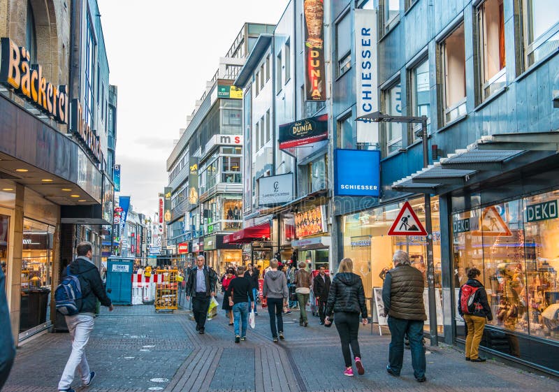 Rue de Cologne photo stock éditorial. Image du différent - 52812568