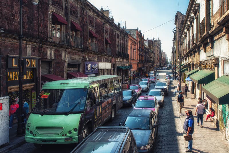 Rue passante à Mexico photo stock éditorial. Image du mexique - 111443578