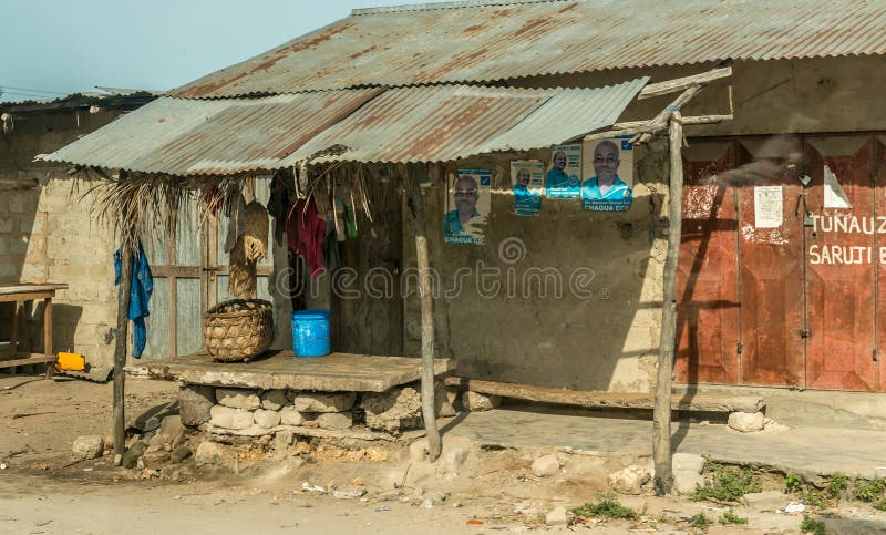 Rue Simple Dans Le Village Africain Photo éditorial - Image du ...