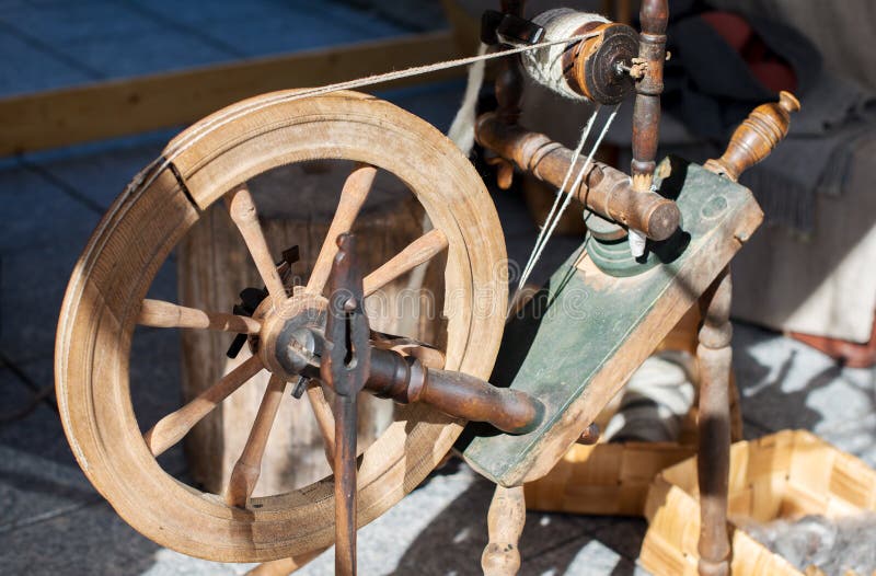 Rueca De Madera Pasada De Moda, Eje, Rueda De Hilado Imagen de archivo - Imagen de costura ...