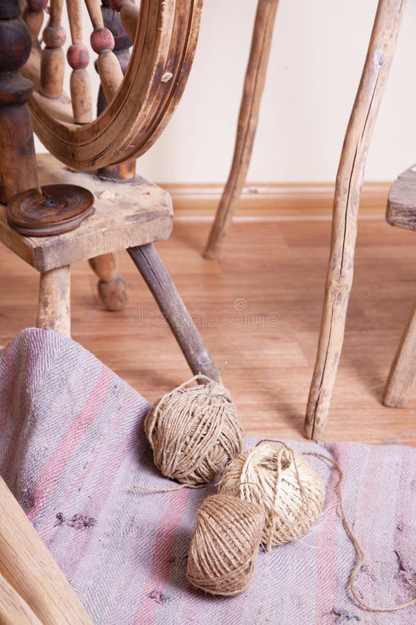 Rueca y madejas del hilo imagen de archivo. Imagen de equipo - 50171715