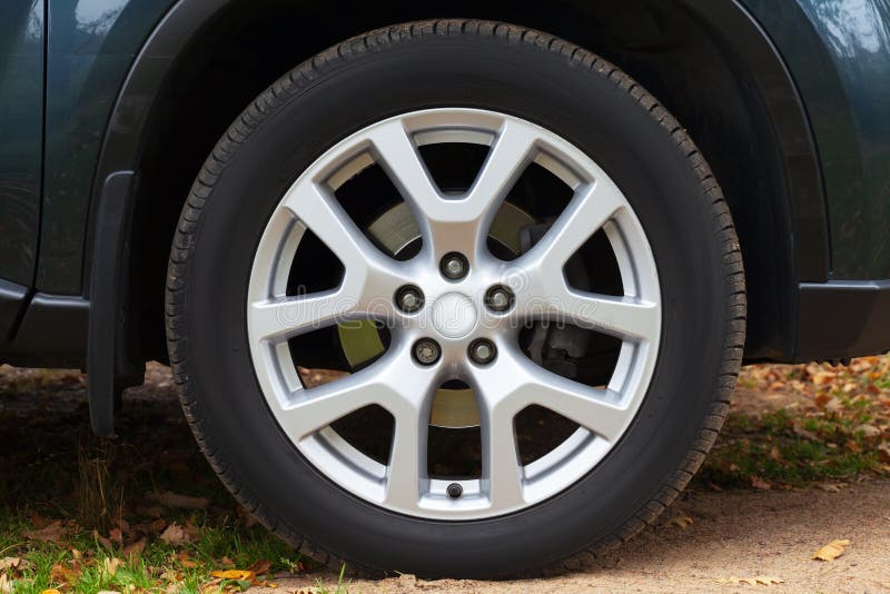 Rueda Automotriz Moderna En El Disco De Acero Aislado En Blanco Imagen ...