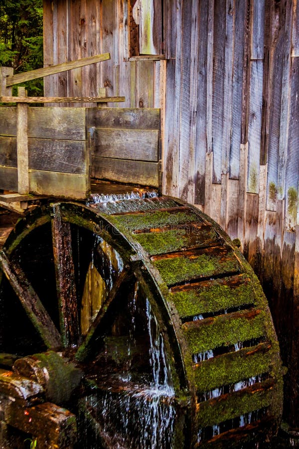 Rueda de agua imagen de archivo. Imagen de madera, waterwheel - 26673921