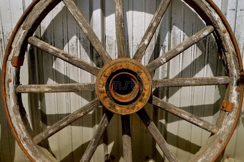 Rueda De Carro De Madera Vieja Con El Eje Y Los Rayos Foto de archivo ...