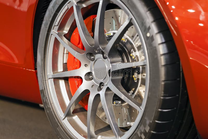 Rueda de coche imagen de archivo. Imagen de eficaz, exterior - 72333783