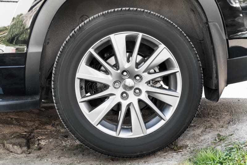 Rueda Del Coche Moderno En Disco De Acero Negro Foto de archivo ...