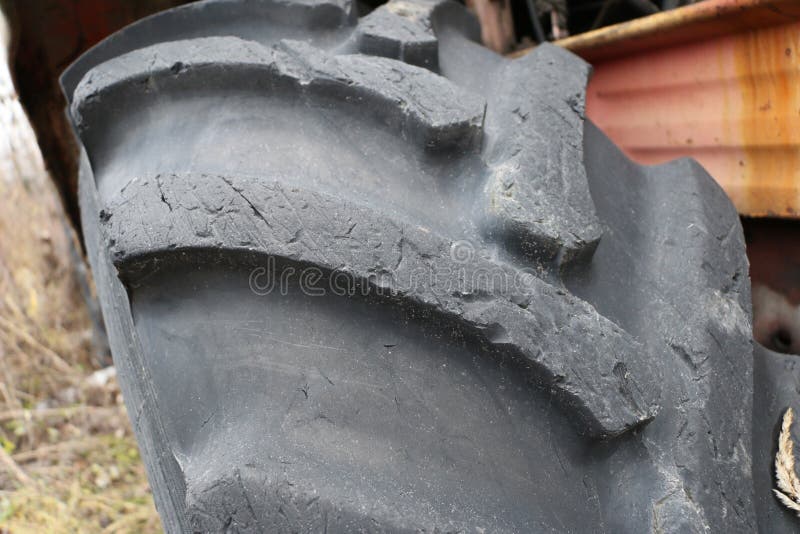 Rueda De Goma Grande De Un Tractor Viejo Imagen de archivo - Imagen de ...