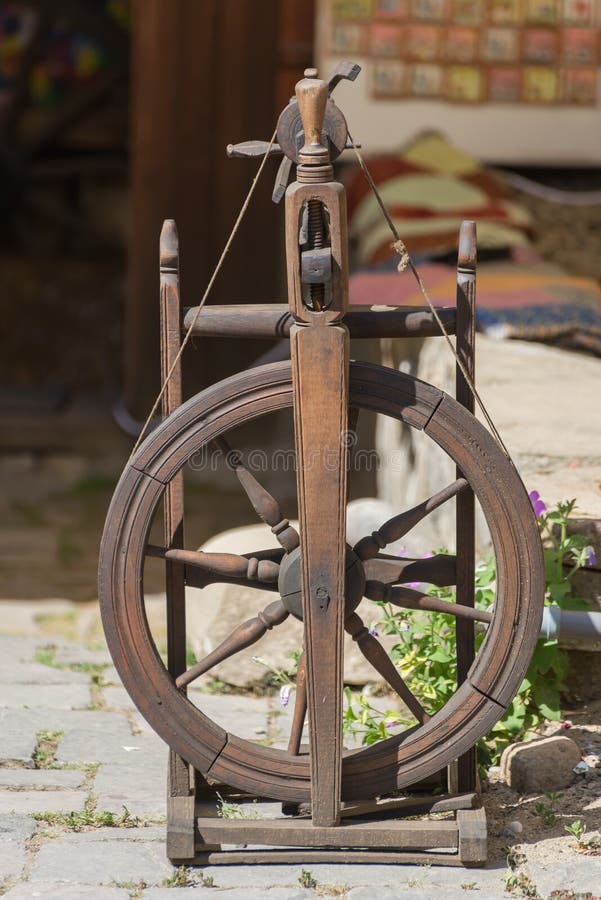 Rueda de hilado foto de archivo. Imagen de anticuario - 59185416