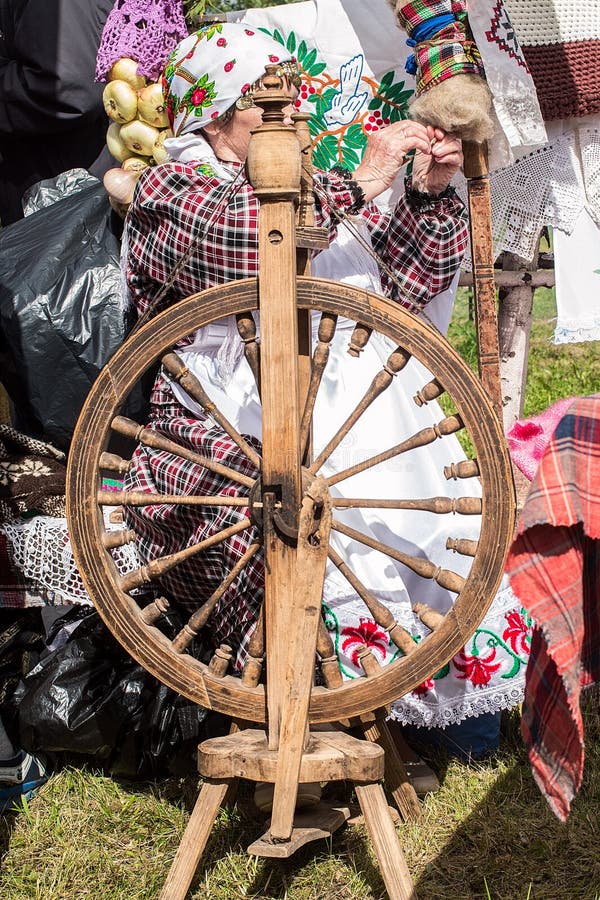 Rueda De Hilado Rusa Anterior Para El Hilo Imagen editorial - Imagen de ...