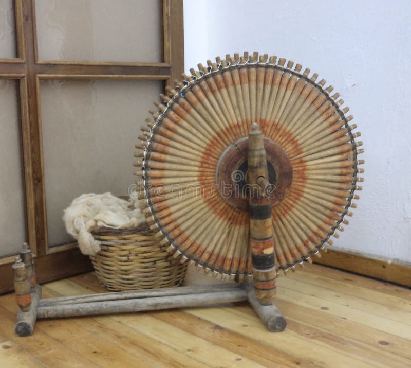 Rueda De Hilado Tradicional Foto de archivo - Imagen de ...