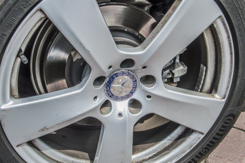 Rueda de Mercedes-Benz imagen de archivo editorial. Imagen de clase ...