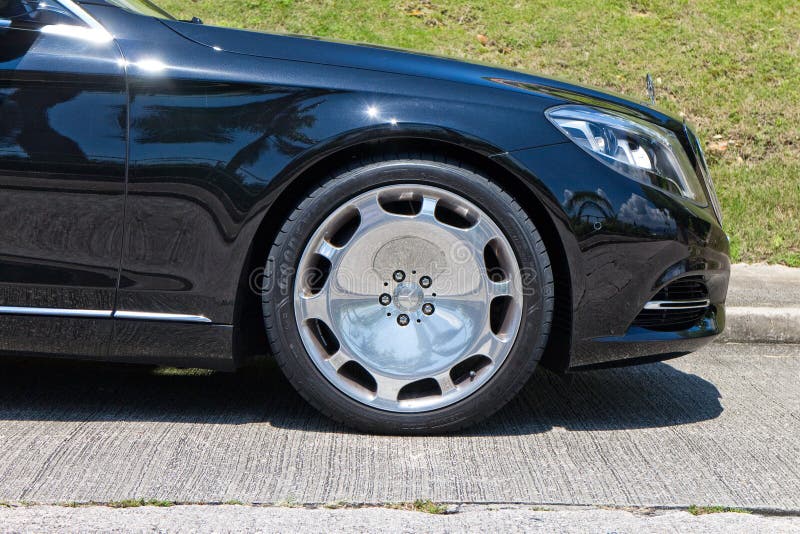Rueda 2015 De Mercedes-Maybach S 500 Foto editorial - Imagen de lujo ...