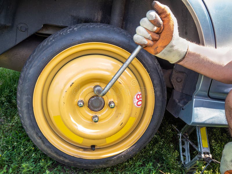 Rueda De Repuesto Instalada En El Coche Imagen de archivo - Imagen de ...