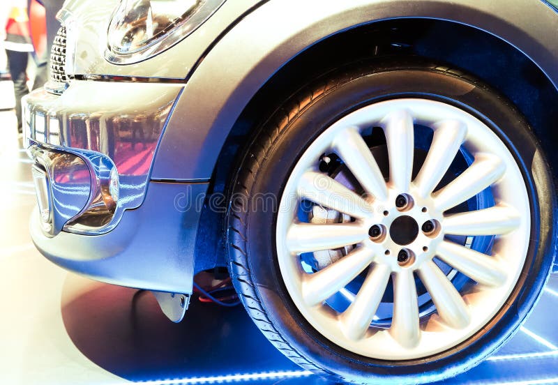 Abrazadera De Rueda Moderna En La Zona De Estacionamiento Del Coche ...