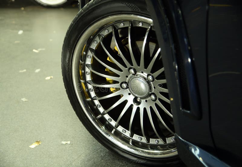 Rueda Moderna Del Nuevo Coche De Deportes Foto de archivo - Imagen de ...