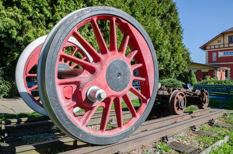 Las ruedas de un tren foto de archivo. Imagen de frenos - 111136040