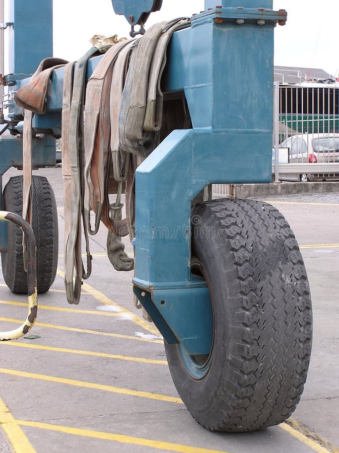 Ruedas grandes foto de archivo. Imagen de pisada, pisadas - 186900
