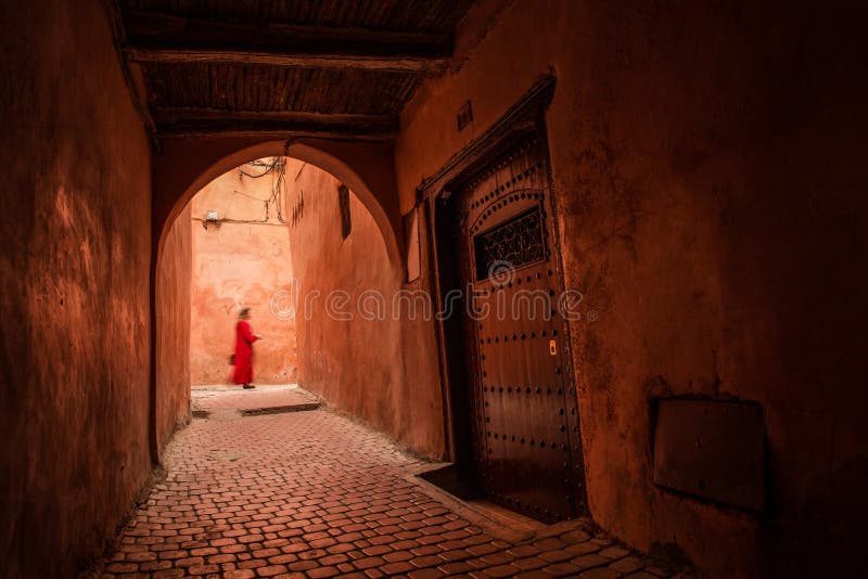 Rues de Marrakech photo stock. Image du culture, rouge - 61186026