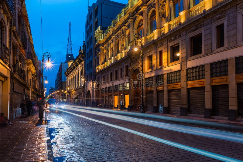 Nuit du Mexique de ville photo stock. Image du personne - 9223114
