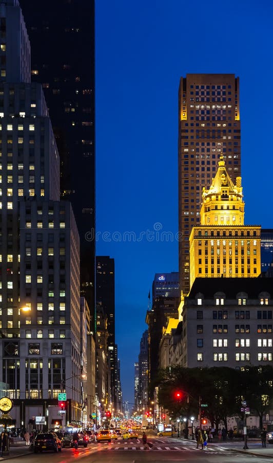 Rues De New York City La Nuit Image stock éditorial - Image du néon ...