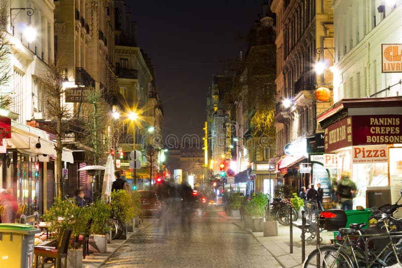Rues de Paris la nuit photo éditorial. Image du nuit - 39294196