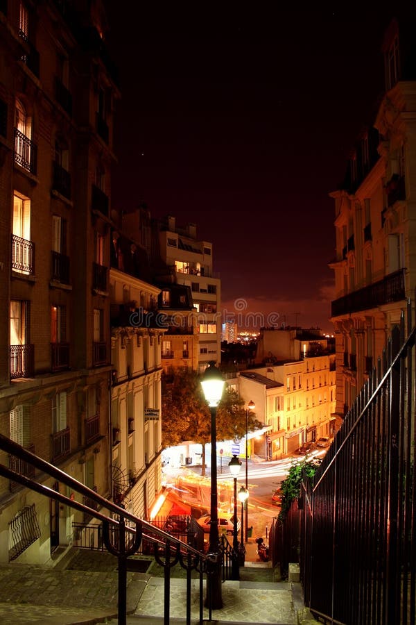 Rues De Paris Par Nuit - Montmartre Photo stock - Image du paris ...