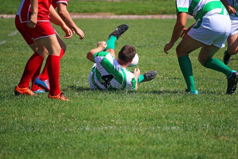 Rugby players on field editorial image. Image of team - 77955300