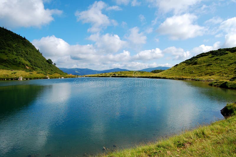 Ruhiger See stockbild. Bild von berge, wald, nave, ukraine - 12907083