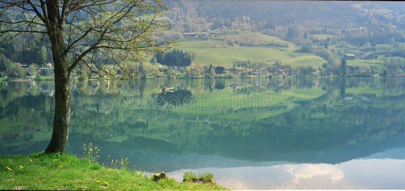 Ruhiger See stockfoto. Bild von dorf, blau, tibet, stadt - 30566276