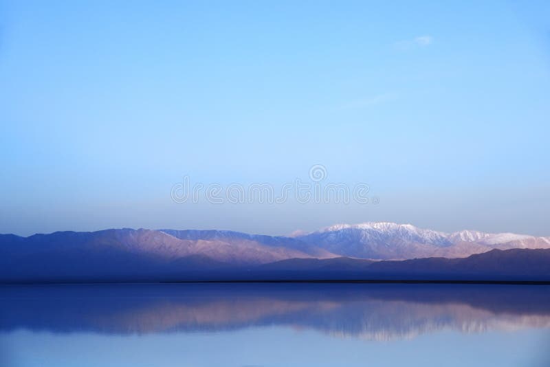 Ruhiger See Und Blauer Himmel Stockfoto - Bild von himmel, schnee ...
