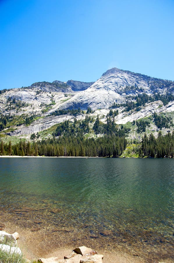 Ruhiger See in Yosemite stockfoto. Bild von ruhe, einsam - 22279910