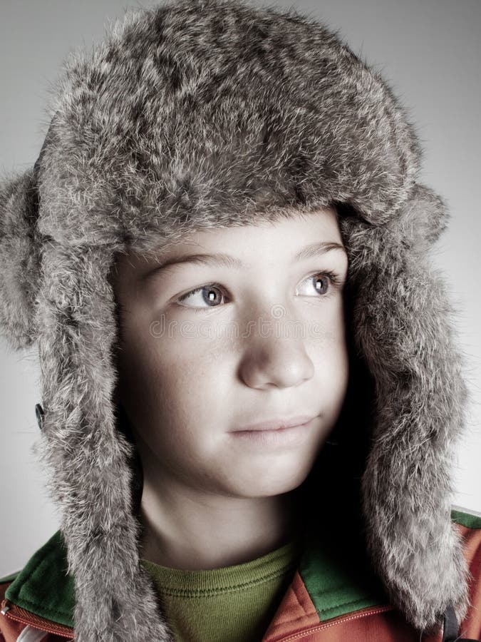 Ruhiges Kind Mit Kaninchenhut Stockfoto - Bild von lächeln, ausdruck ...